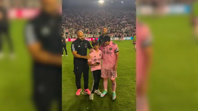 Guardaespaldas de Messi permite momento único para pequeño fan | TUDN ...