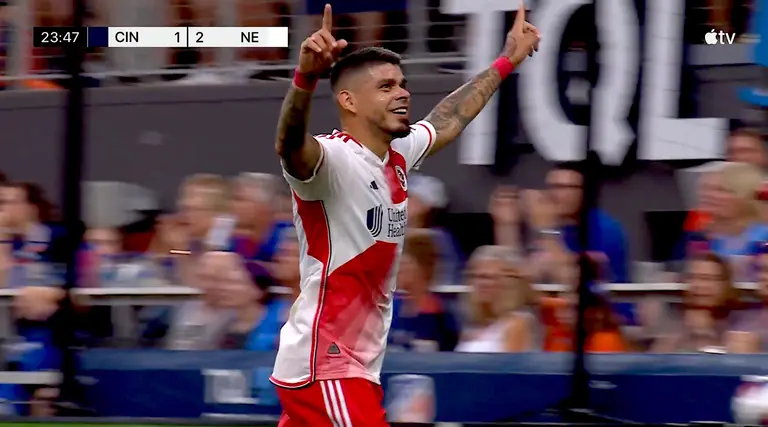 Gustavo Bou la recibe, controla y con letal zurdazo la pone en las ...