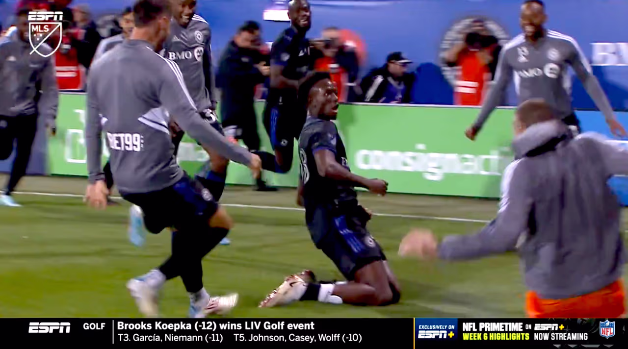 Ismaël Koné no perdona y entre las piernas vence al portero para el 1-0 ...