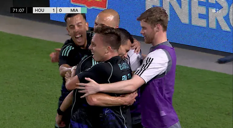 ¡Izquierdazo y adentro! Daniel Steres la pone en el fondo y marca el 1 ...