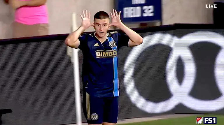 ¡Letal derechazo! Mikael Uhre la manda a guardar y Philadelphia ...