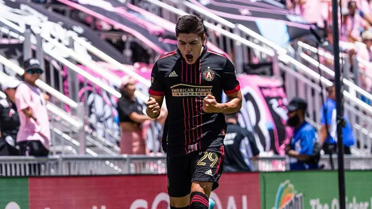 ¿Lo extraña Chivas? Ronaldo Cisneros fue nombrado como el mejor en la ...