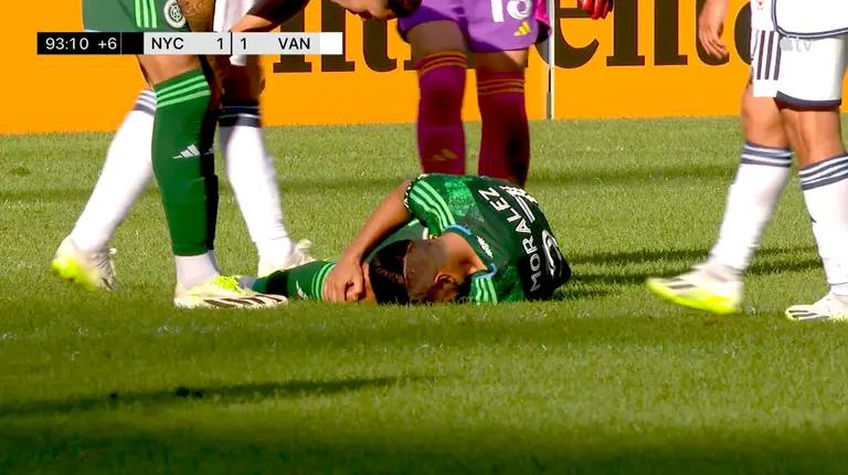 Maxi Morález sale lesionado del campo tras una durísima entrada | TUDN ...