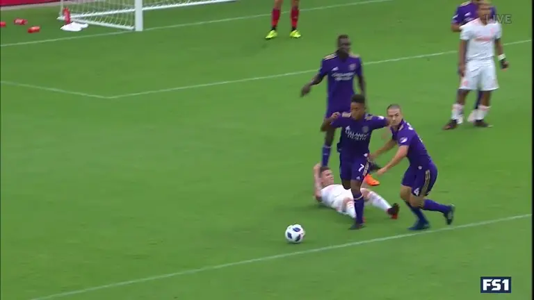 Polémica falta sobre Greg Garza y Josef Martínez convierte el tiro ...