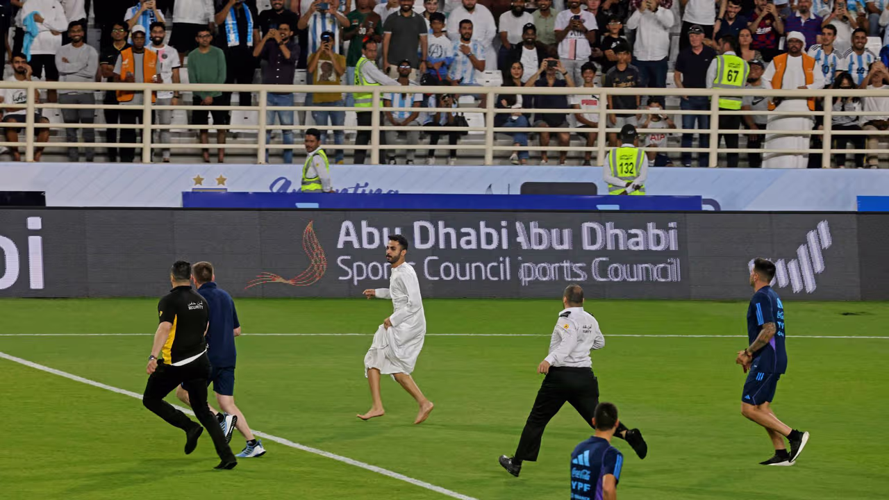 Messi y Argentina desatan locura en Abu Dabi y fan invade campo en ...