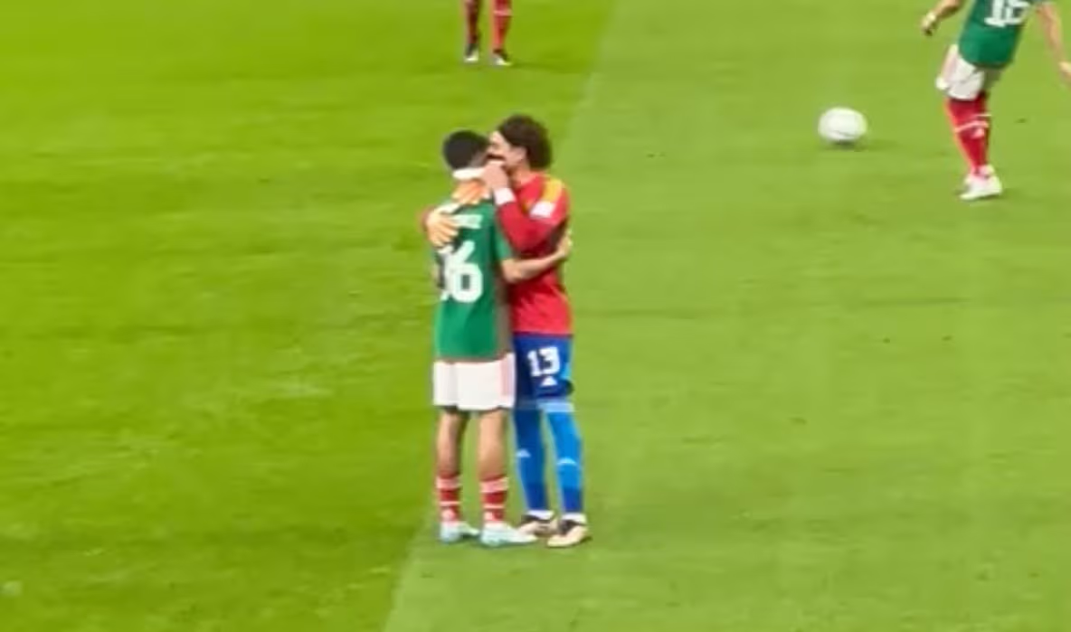 Memo Ochoa brinda consejo a Kevin Álvarez a minutos de su debut en un ...