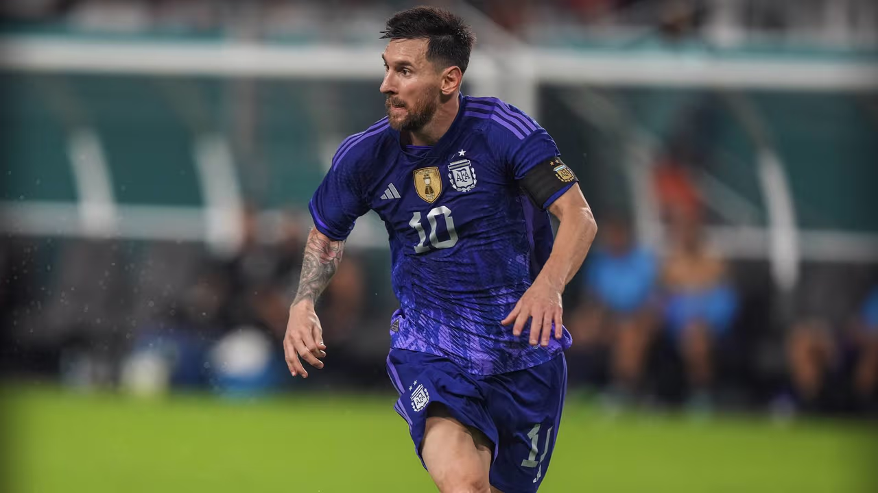 Rodrigo de Paul y Alejandro 'Papu' Gómez 'bautizan' a Messi con nuevo ...