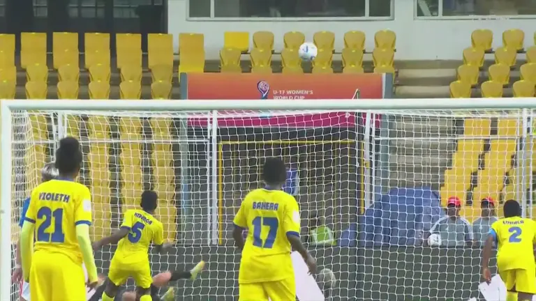 ¡No se puede creer! Kipanga vuela el penal y se pierde el 0-2 de ...