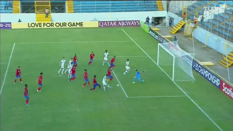 ¡Perdonó! Sullivan dispara y Mora la vuelve a sacar con un manotazo ...