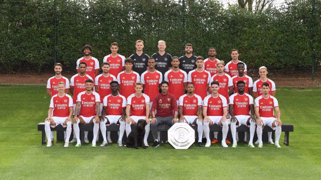 Arsenal suma al perro Win en su foto oficial de la temporada 2023-2024 ...