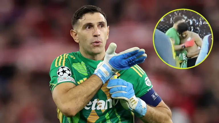 Raúl Jiménez intercambia su jersey con 'Dibu' Martínez tras anotarle en ...