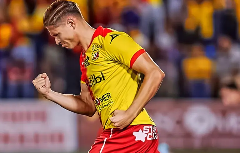 ¿Qué pasó en el Rebaño? Exdelantero de Chivas es líder de goleo en ...