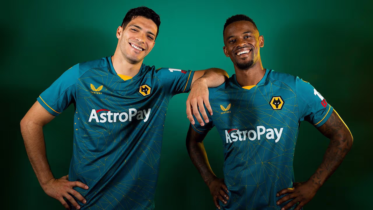 Raúl Jiménez modela nueva playera de Wolves para la Premier League ...