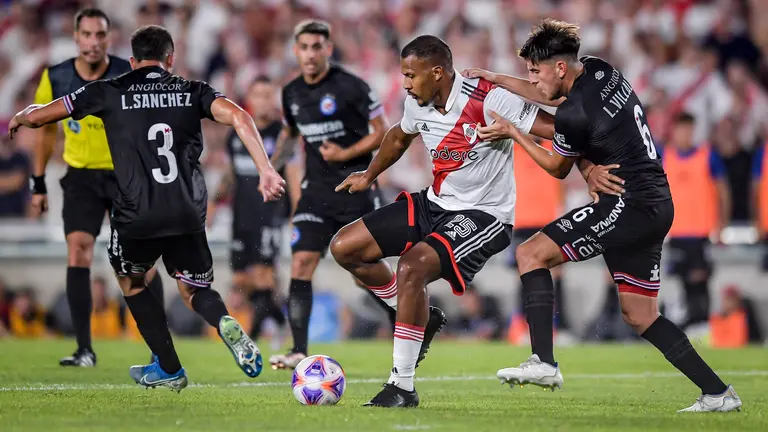 Resumen | River Plate le saca polémico triunfo a Arge. Juniors en El ...