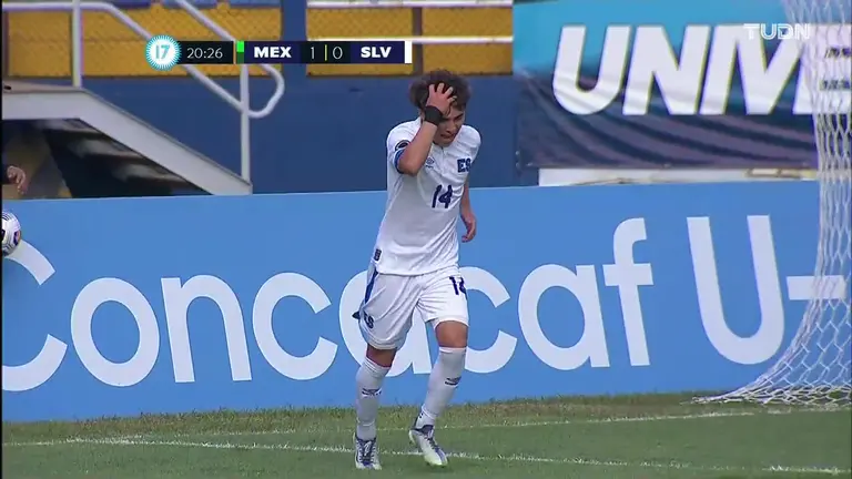 ¡Se la perdió! Brayan Vásquez no la puede clavar ante México | TUDN Fútbol | TUDN