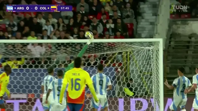 ¡Barbi se convierte en héroe! El arquero saca el balón del ángulo ...