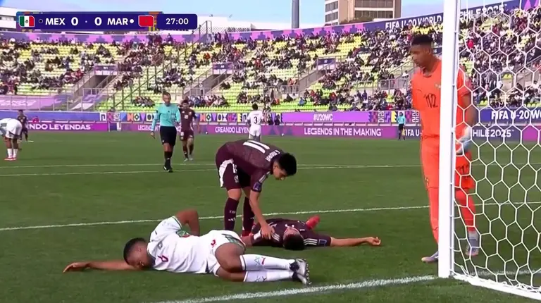 Mateo Levy sale conmocionado del partido México vs. Marruecos del ...