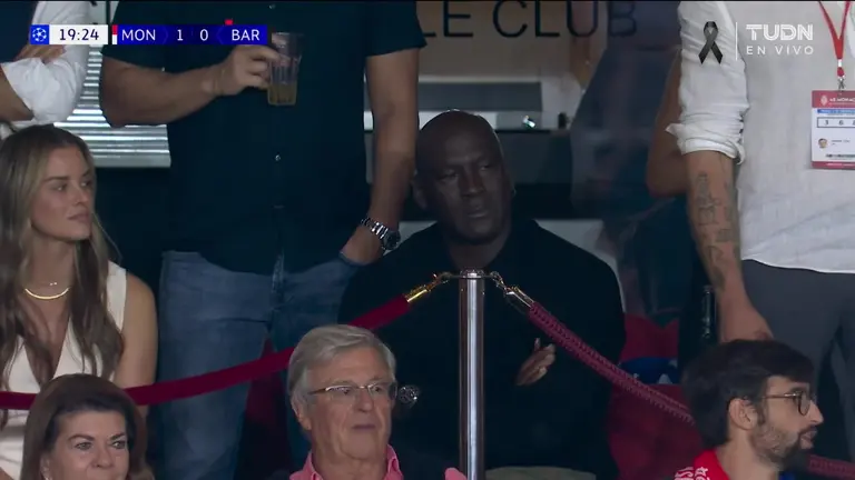 ¡El Más Grande está en la tribuna! Michael Jordan en el Monaco vs ...