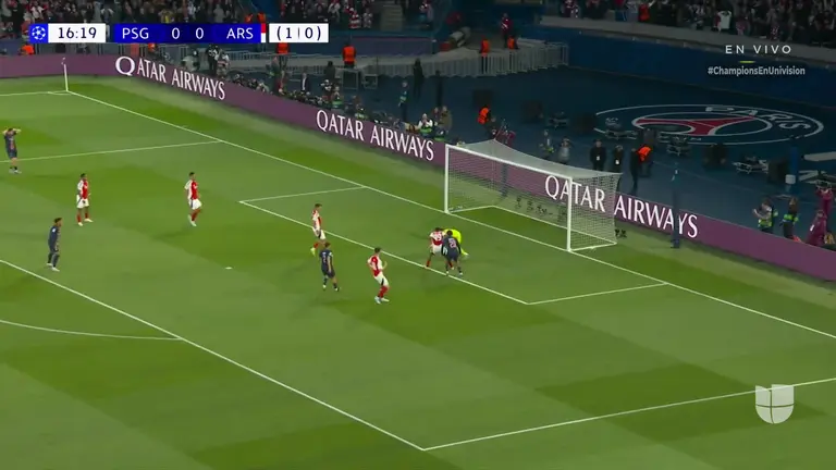 ¡Poste de Kvaratskhelia! El georgiano pone a temblar la portería del ...