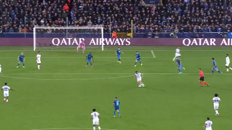 ¡TIRO ATAJADO! disparo por John McGinn. | TUDN UEFA Champions League | TUDN