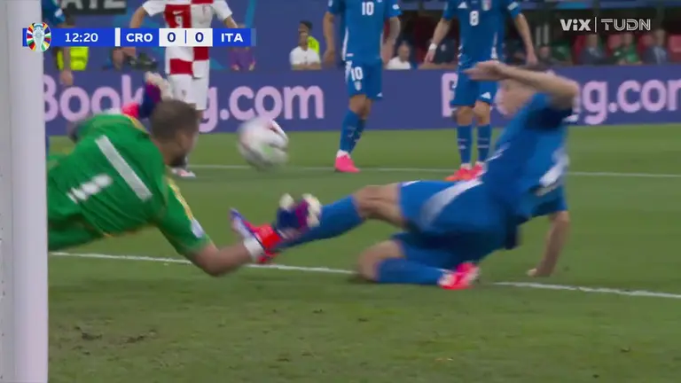 ¡Barrida oportuna de Darmian para evitar el peligro en su arco! | TUDN ...