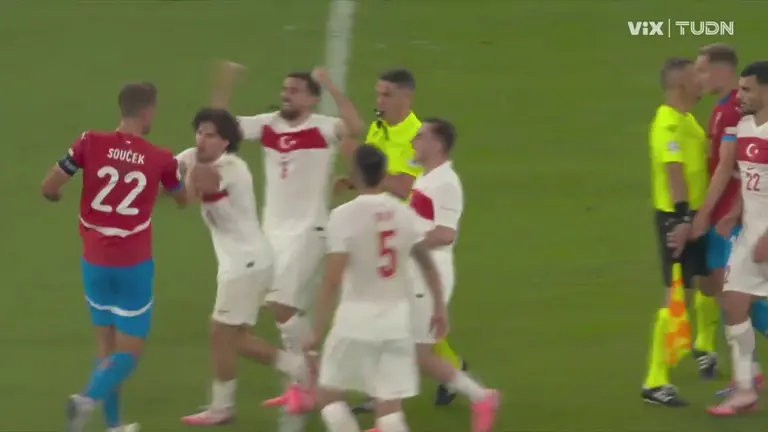 Con los ánimos a flor de piel, se enfrascan en discusión turcos y ...