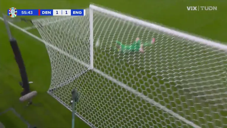 ¡Poste! Foden suelta metralla y la bola pega en la base del poste ...