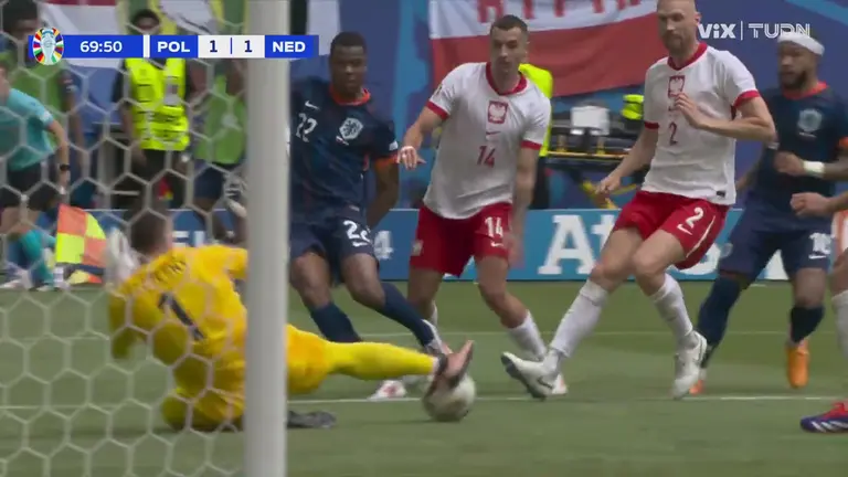 Szczesny achica y saca con el pie el intento de Dumfries | TUDN UEFA ...