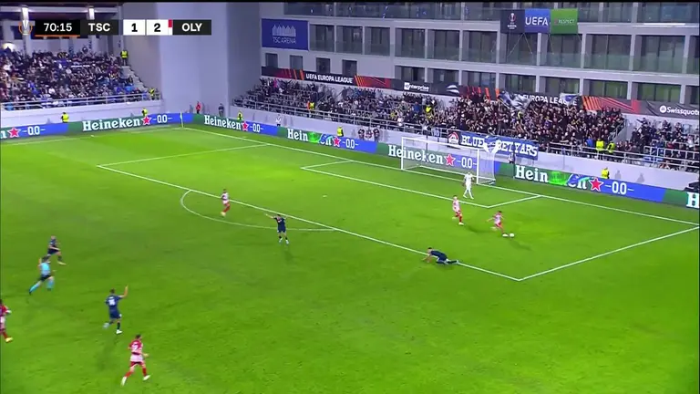 ¡Expulsión! El árbitro saca la roja directa a Andreas-Richardos Ntoi ...