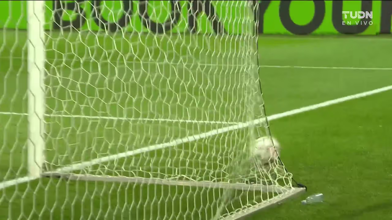¡TIRO ATAJADO! disparo por Jacob Peter Hödl. | TUDN UEFA Europa League ...