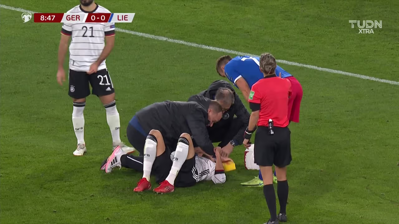 ¡Expulsión! El árbitro saca la roja directa a Jens Hofer. | TUDN UEFA ...