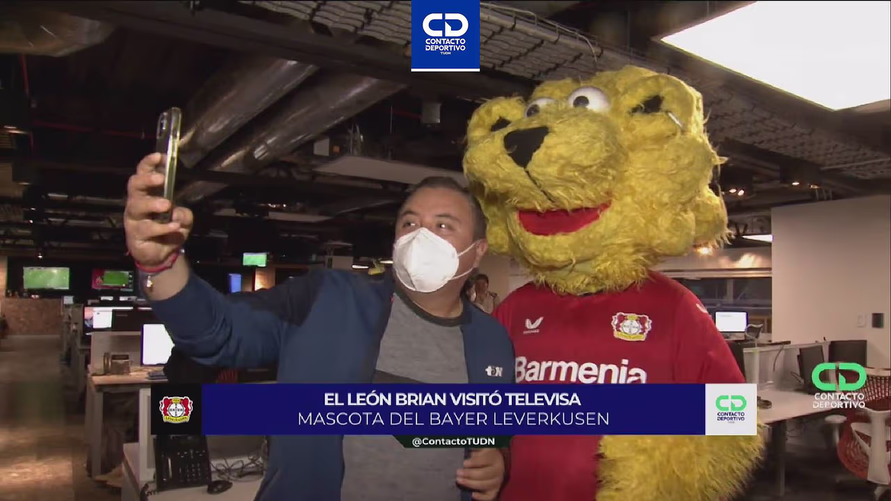 ¡Visita de lujo! El León Brian se pasea por los pasillos de Televisa ...