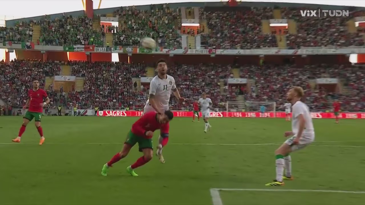 ¿Y el VAR? Tremendo empujón a Ronaldo y no se marca penal | TUDN Fútbol ...
