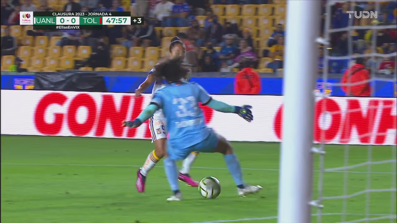 ¡Hay portera! Buena salida de Thompson para evitar el tiro de Stephany ...