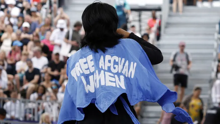 Bailarina de breakdance Manizha Talash pide ayuda a mujeres afganas ...