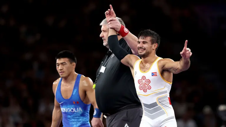 Sebastián Rivera logra un bronce para Puerto Rico en lucha libre de Paris 2024 | TUDN Paris 2024 ...