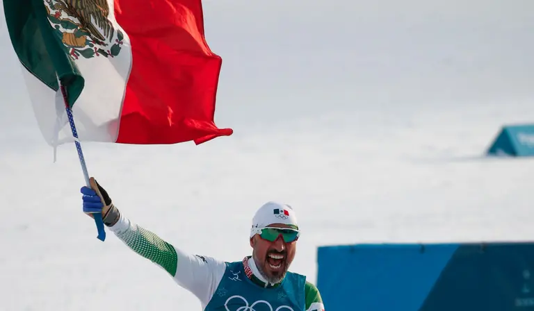 Germán Madrazo con bandera de México en competencia de Olímpicos de ...