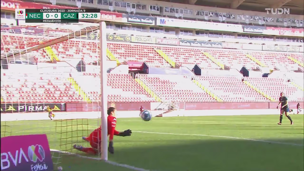 ¡Le dice que no! Alexia insiste con su gol pero Martínez se lo niega ...