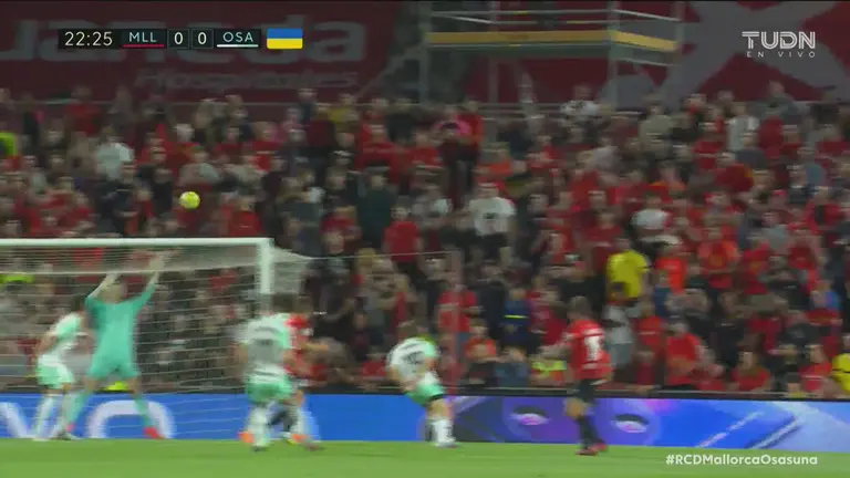 ¡Le pega con exceso! Maffeo remata de volea y sale desviado | TUDN | TUDN
