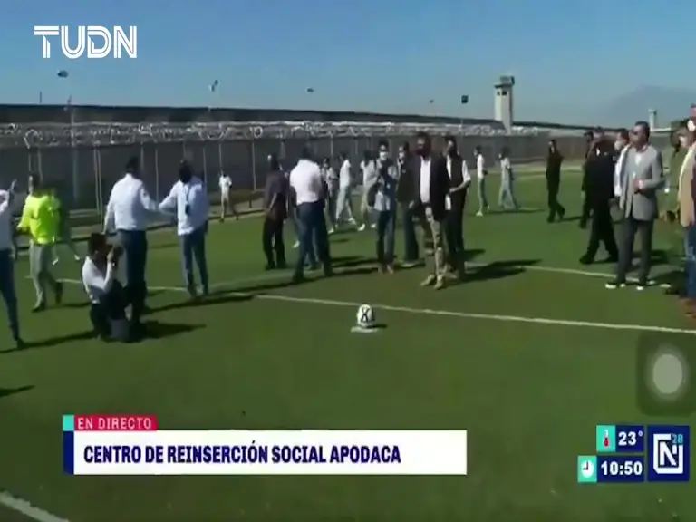 El ’Bronco’ a reo en cárcel: “Si me paras el penalti, te libero” | TUDN ...