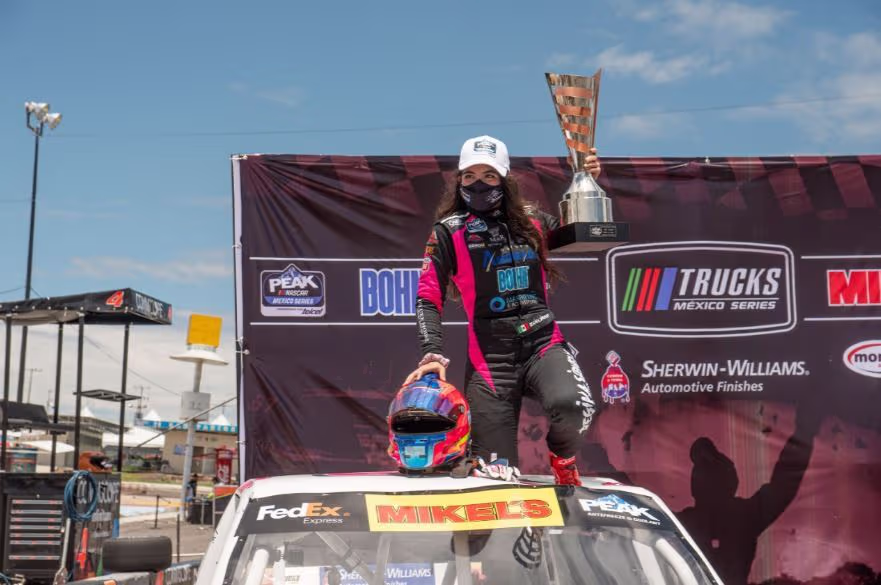 Regina Sirvent, primer mujer en ganar una carrera en la NASCAR Trucks ...