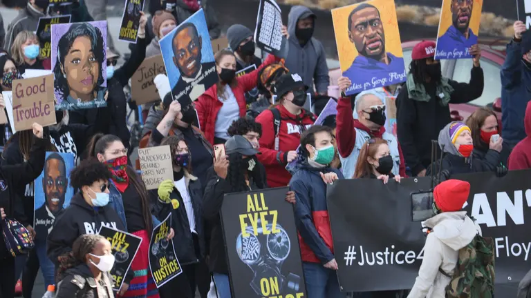 Testifica experto en artes marciales por muerte de George Floyd | TUDN ...