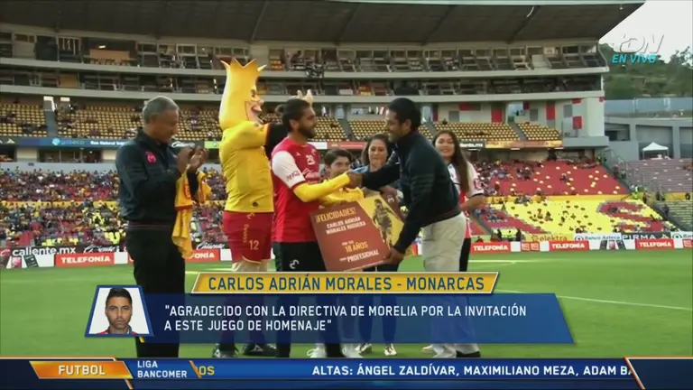 Emociona a Carlos Adrián Morales su homenaje | TUDN Más Deportes | TUDN