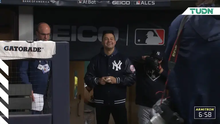 Nick Swisher fue el encargado de tirar la primera bola del quinto duelo ...