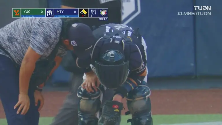 ¡Ouch! El cátcher de Sultanes recibe un duro golpe tras lance de compañero | TUDN MLB | TUDN