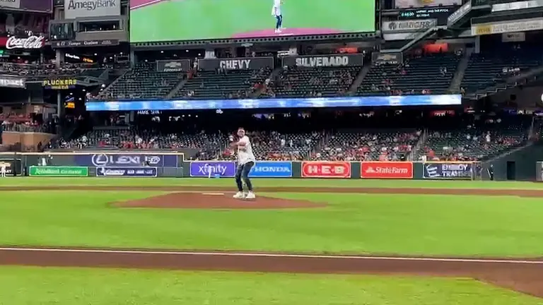 ¿Sí llegó? 'HH' lanza primera bola en juego de los Houston Astros ...