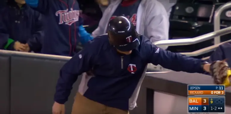 Un 'Ball boy' hace una gran atrapada en MLB | TUDN MLB | TUDN