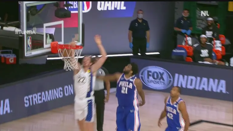 ¡Impresionante retacada! Leaf se mete entre la defensa para encestar ...