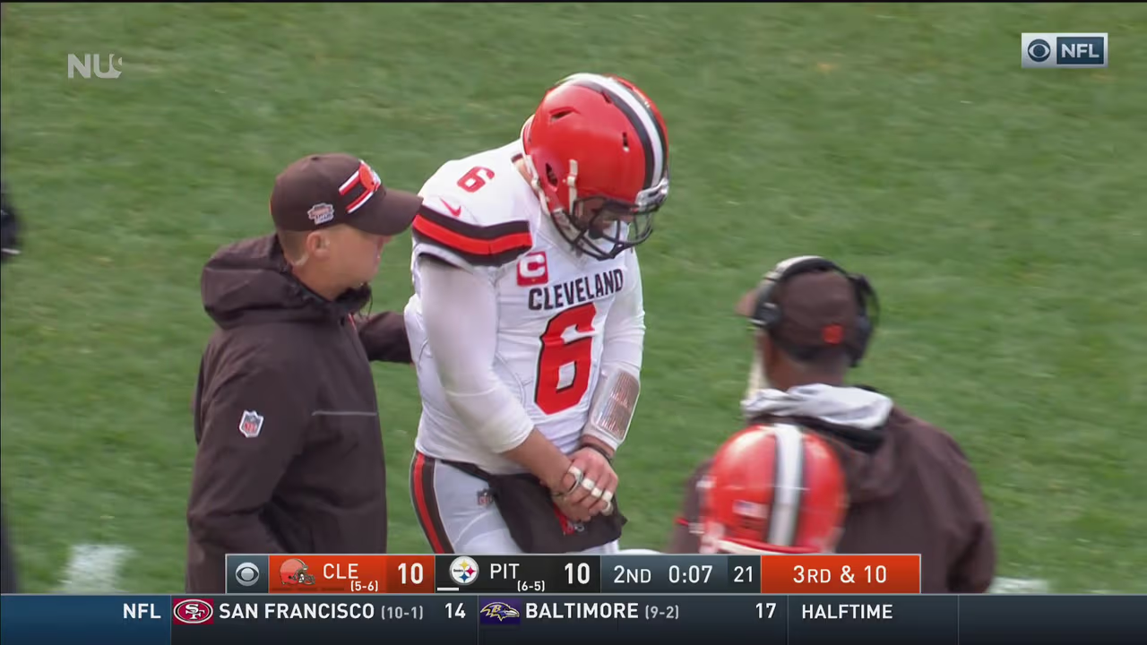 Baker Mayfield se llevó un duro golpe y abandona el juego | TUDN ...