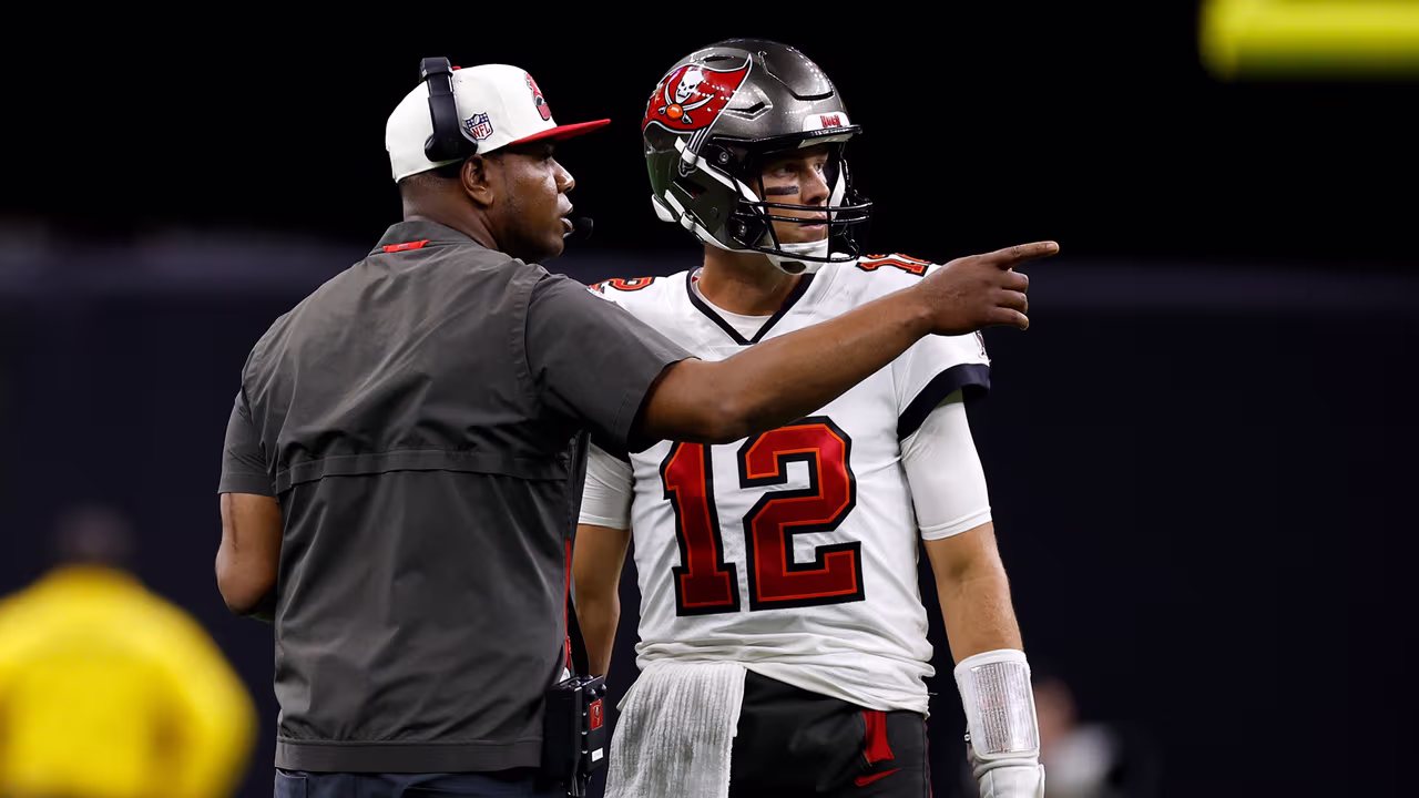 Coach de Buccaneers dice que a Brady le pesa su divorcio en el campo ...